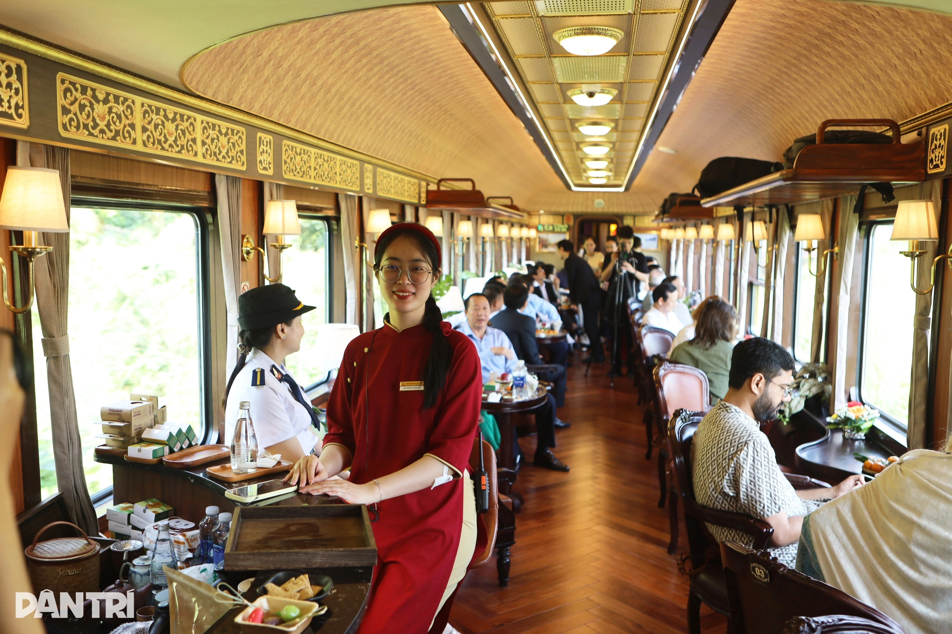 Turistas Ocidentais Vestindo Trajes Tradicionais Vietnamitas O Ao Dai