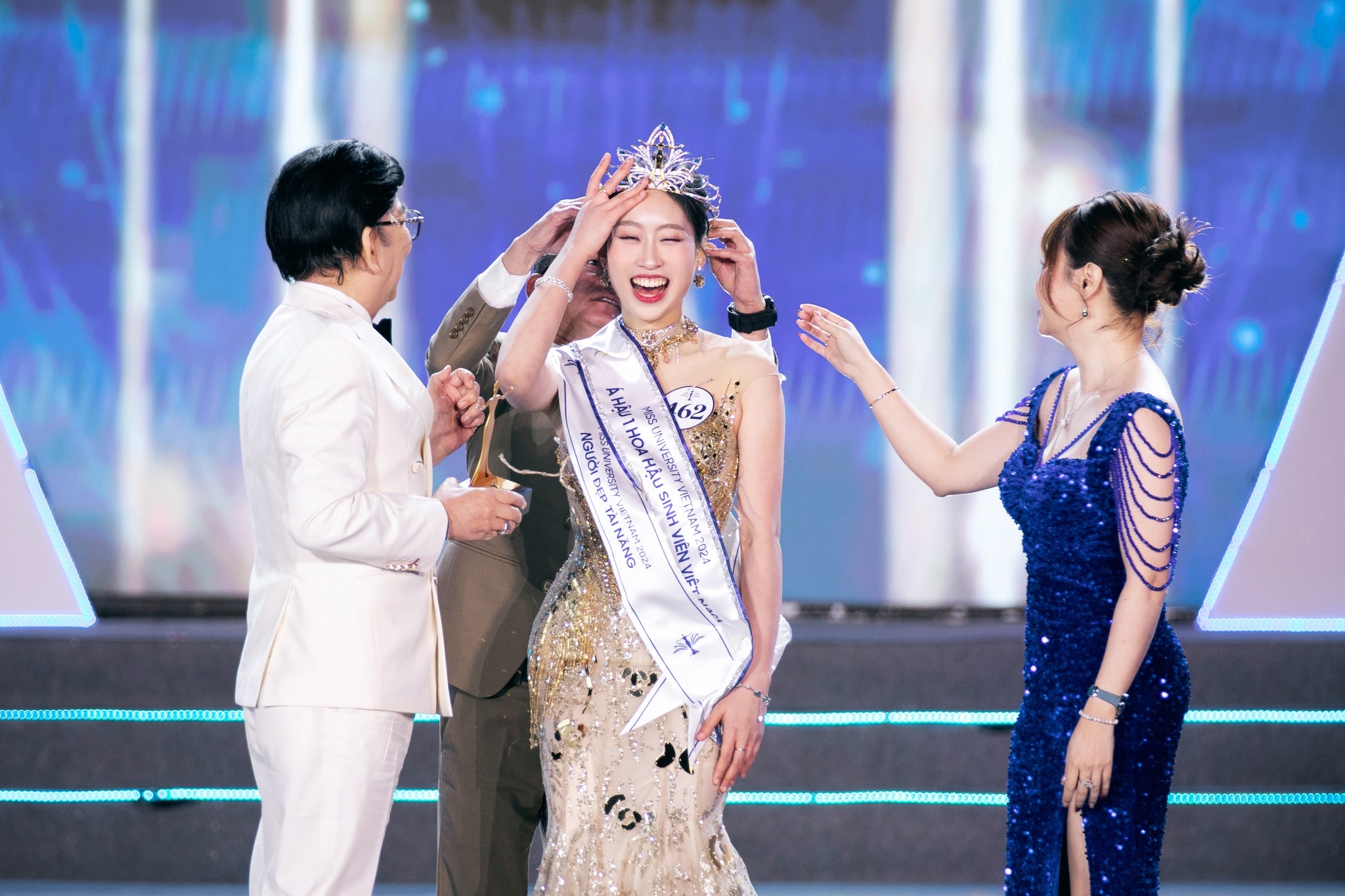 A number of beauty queens and models possess "top-notch" English ...