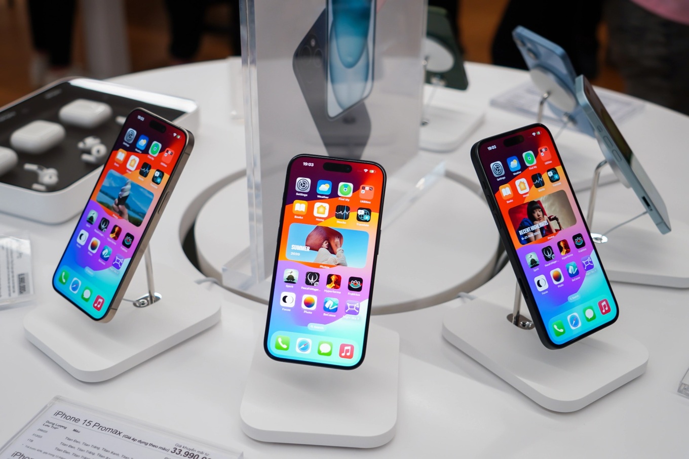 Old iPhone models deeply discounted in Vietnam