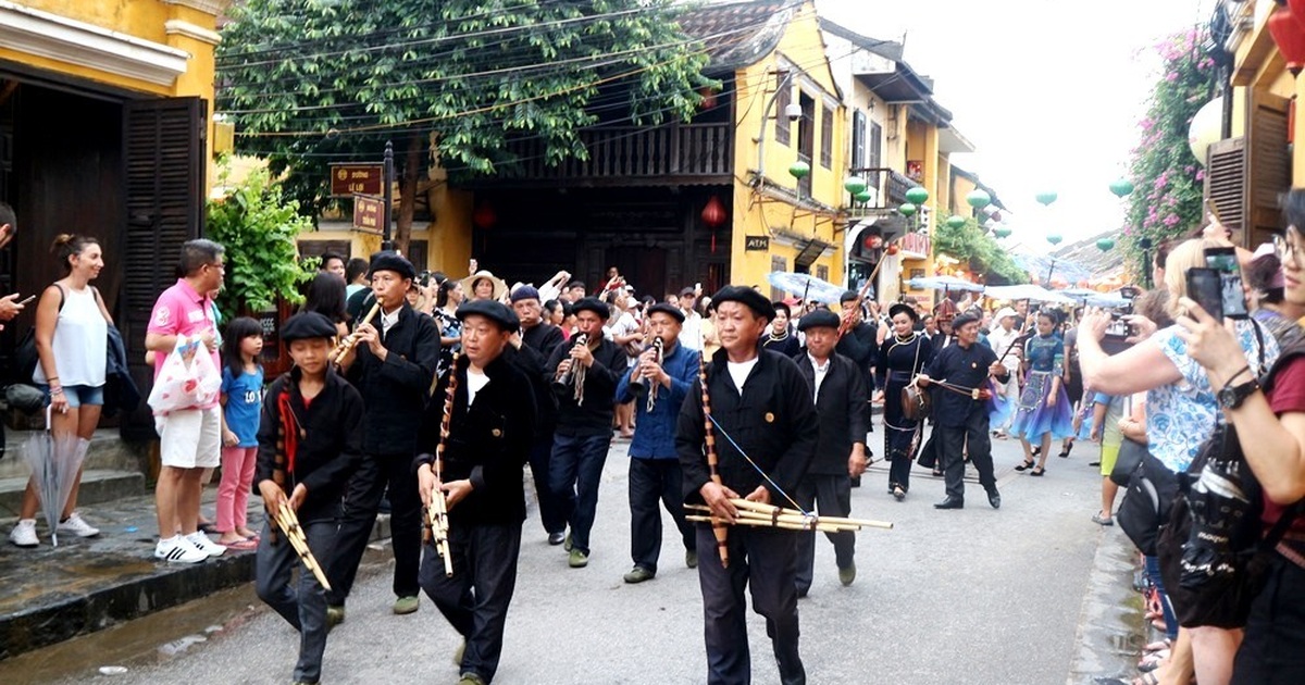 Màn trình diễn nhạc cụ dân tộc ấn tượng trên đường phố Hội An | Báo Dân trí