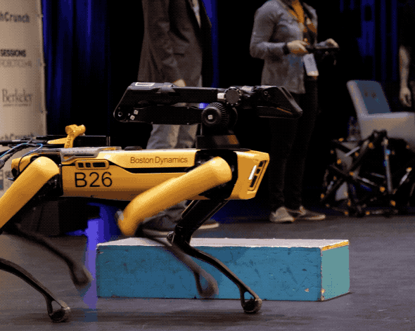Chó robot "chuẩn Mỹ" được bán với giá gần 2 tỷ đồng | Báo Dân trí