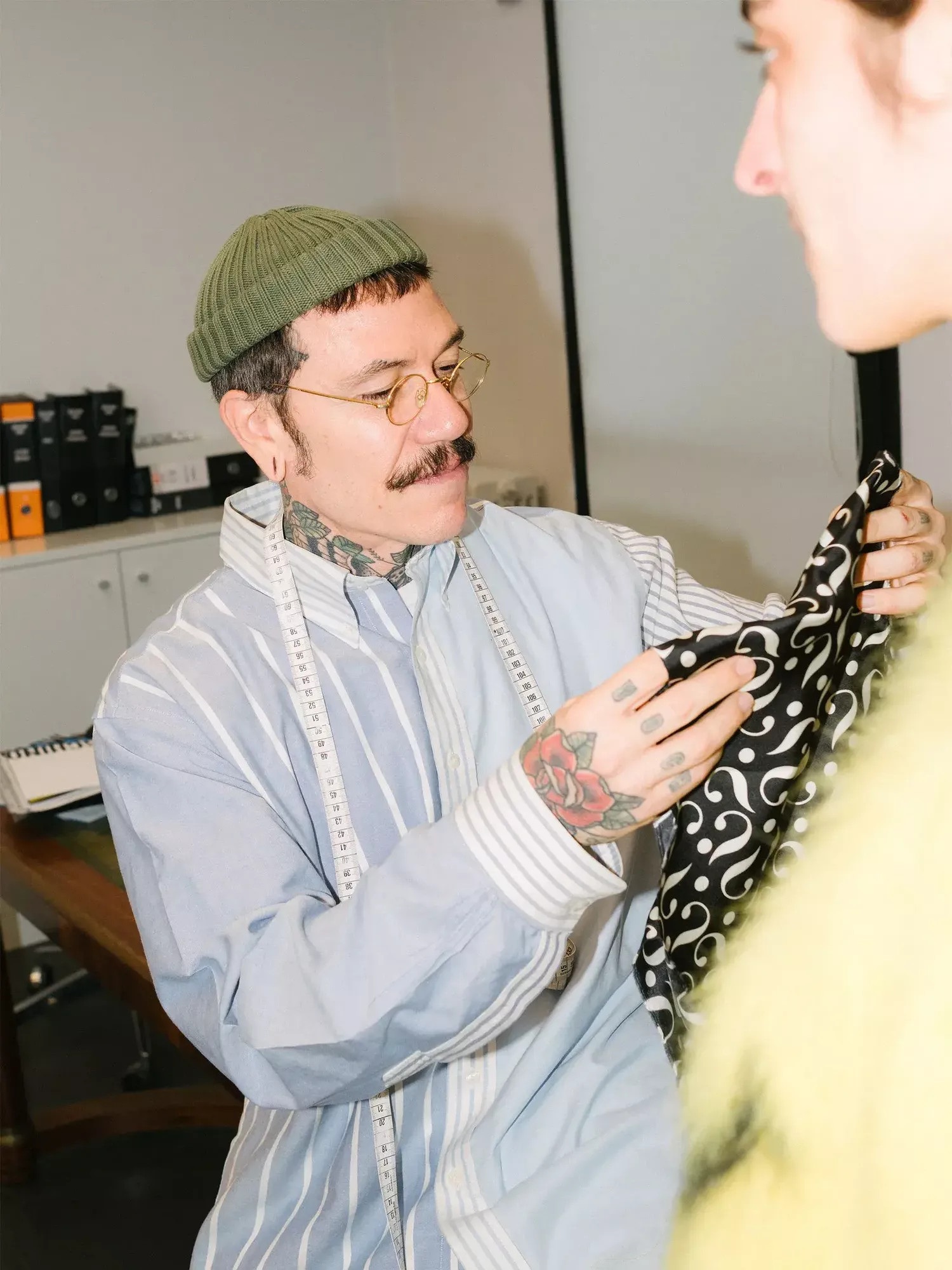 Nhà thiết kế tài hoa vừa giữ vị trí giám đốc sáng tạo của Moschino là ...