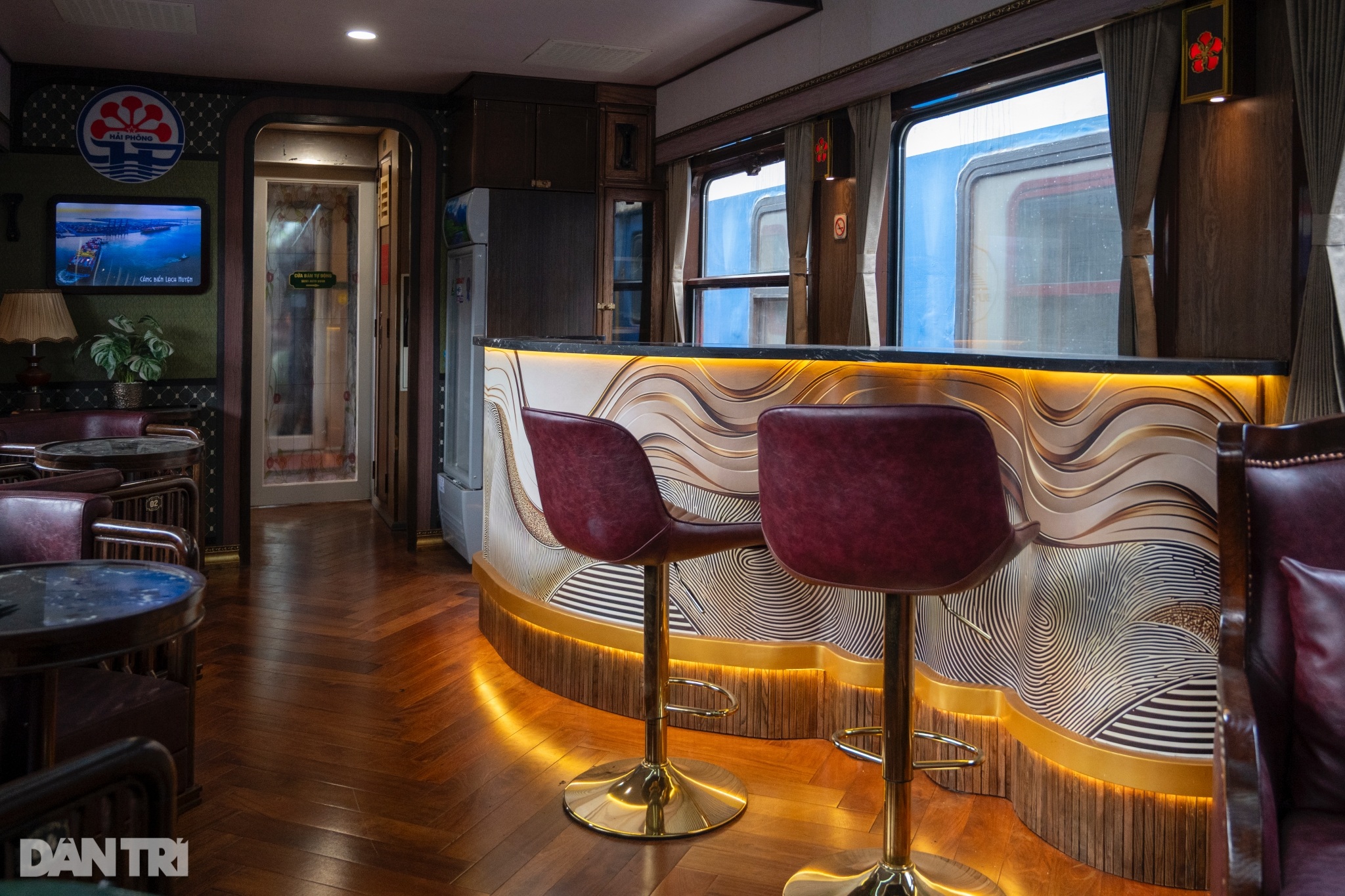 Bên trong tàu du lịch hạng sang Hà Nội - Hải Phòng, giá 350.000 đồng/lượt | Báo Dân trí