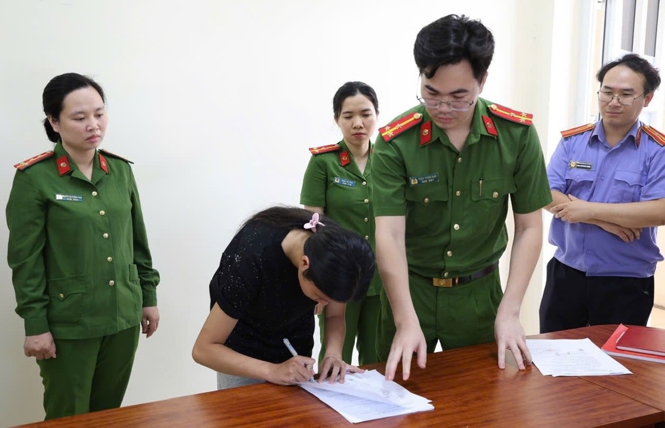 Khởi tố vụ đánh hội đồng nữ sinh lớp 10, đăng video lên Facebook | Báo ...