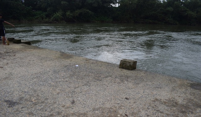 Thiếu niên tử vong dưới sông sau nhiều ngày mất tích | Báo Dân trí