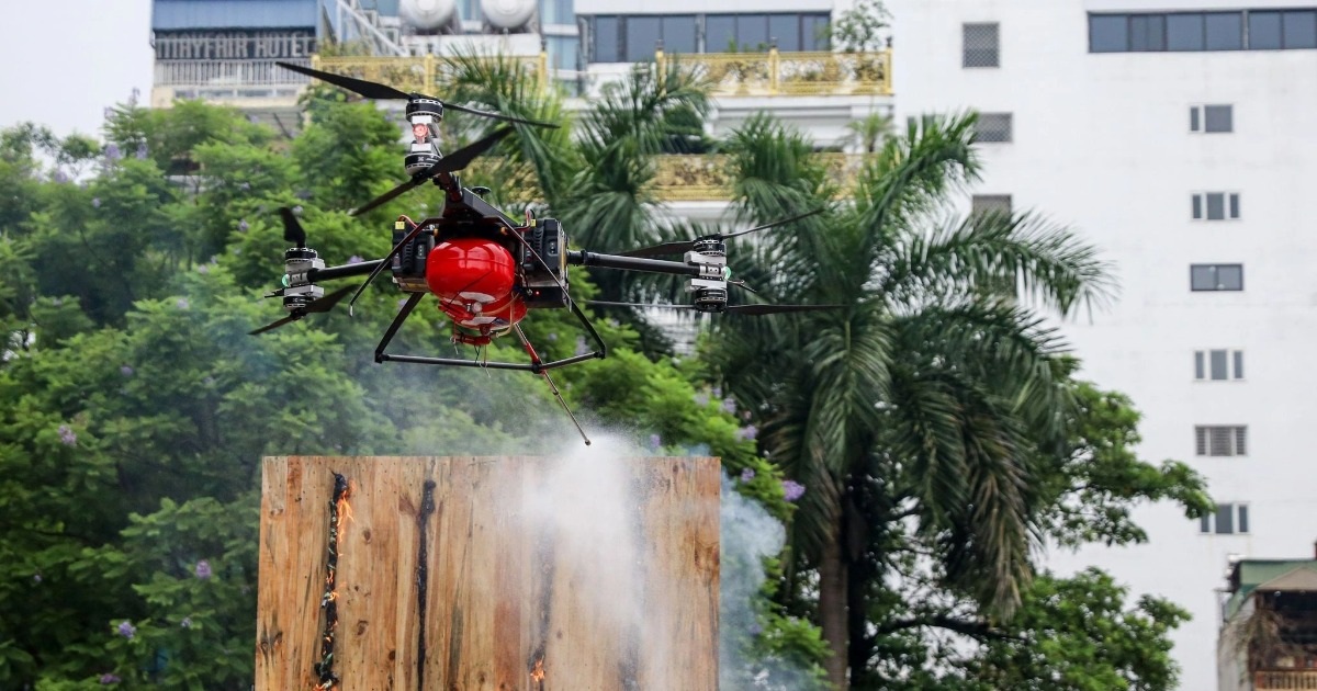 Ngắm máy bay, robot tự hành tân tiến dùng để chữa cháy ở Hà Nội | Báo Dân trí