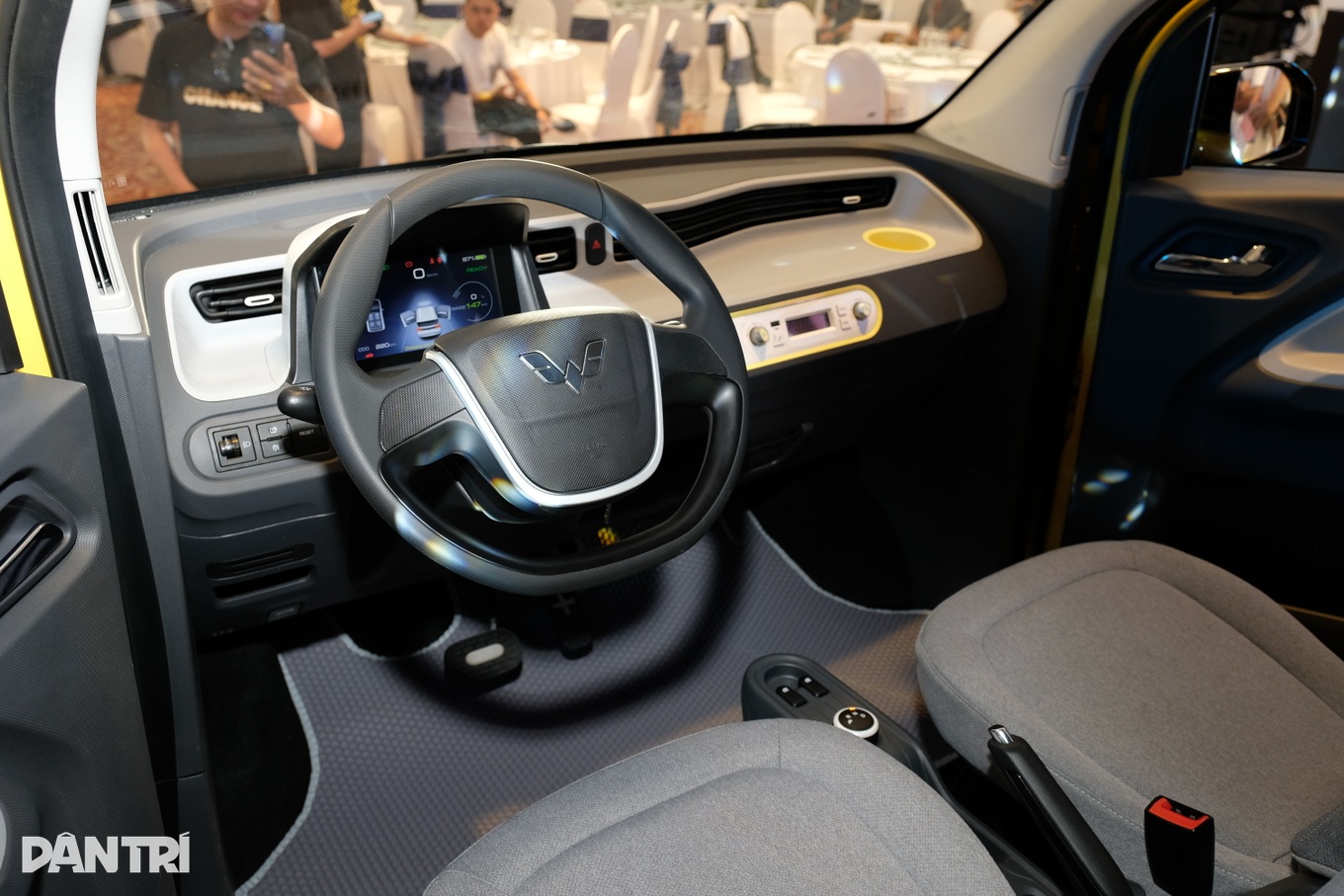 Ô tô điện rẻ nhất Việt Nam chốt giá từ 239 triệu đồng, khách tự sạc tại nhà | Báo Dân trí