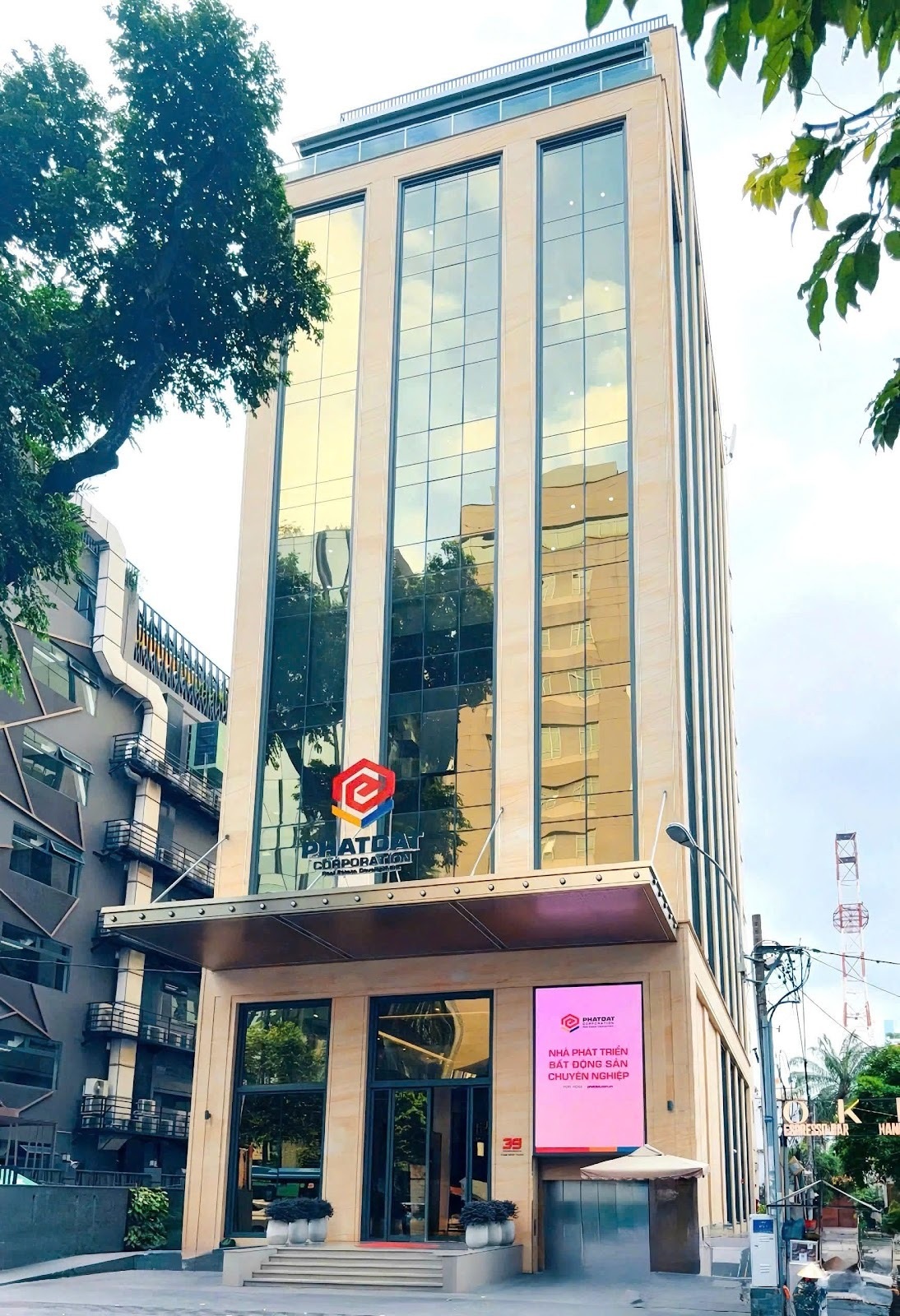 Phat Dat sponset byggingen av Binh Chuan 3 barneskole.