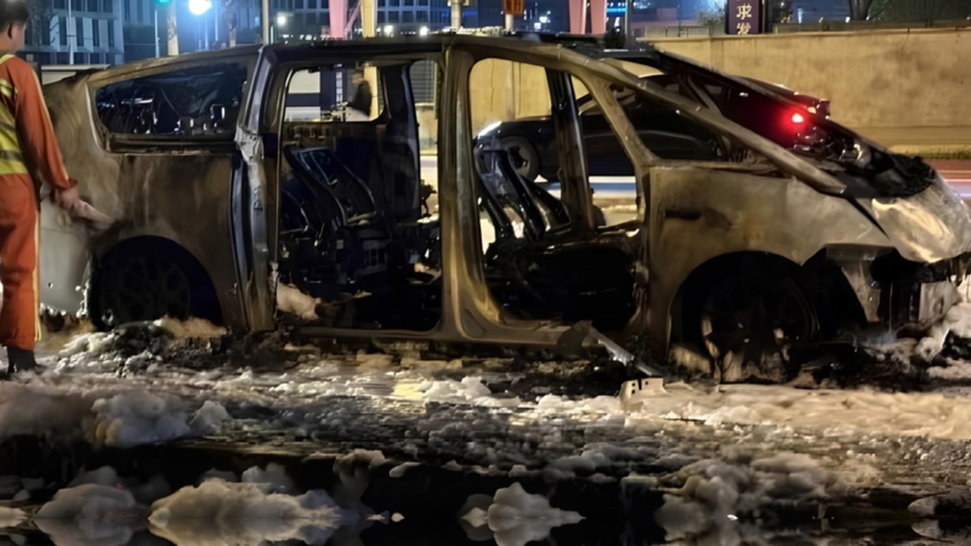 MPV điện Trung Quốc đang di chuyển bỗng cháy dữ dội, lửa "nuốt chửng" xe | Báo Dân trí