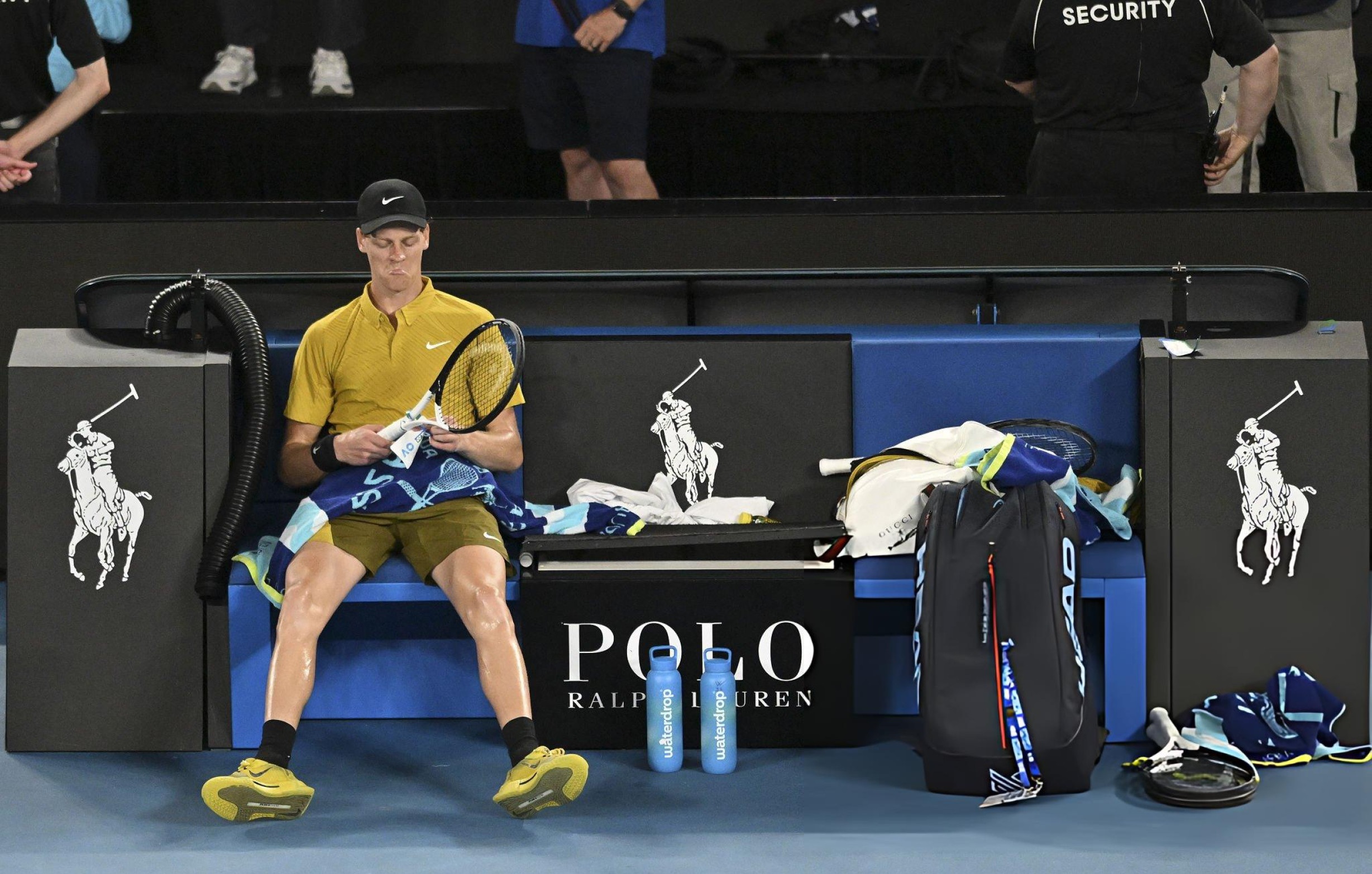 Sinner thoát hiểm ngoạn mục nhờ mái che tại Australian Open | Báo Dân trí