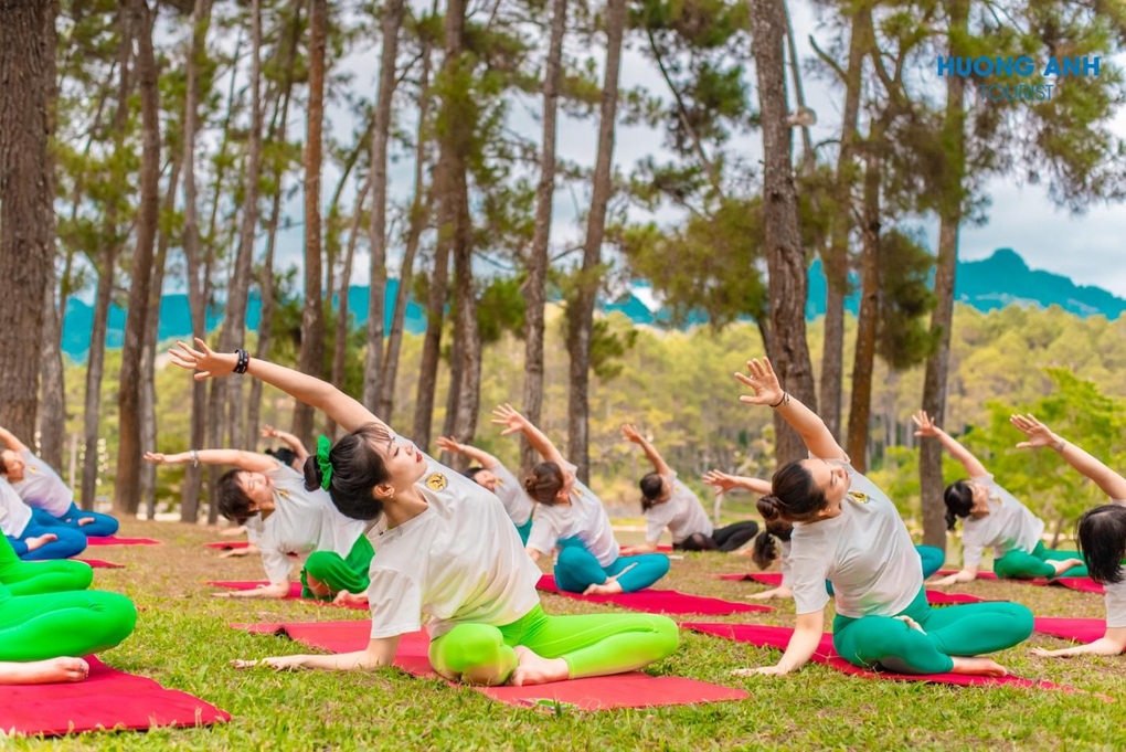 Nữ vận động viên vô địch quốc gia mê chụp ảnh yoga với thiên nhiên | Báo Dân trí