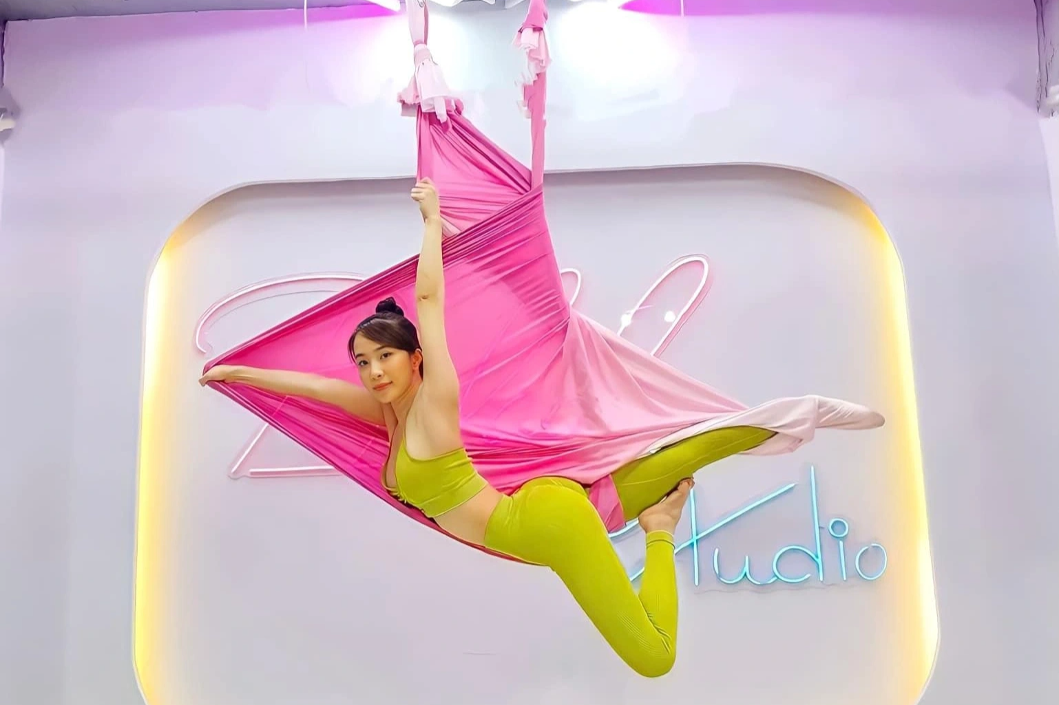 Quỳnh Nga khoe đường cong gợi cảm, vòng eo con kiến khi tập yoga bay | Báo Dân trí