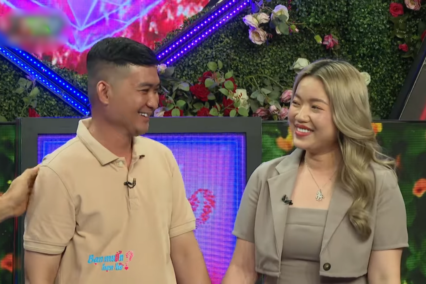 Chàng trai Đồng Tháp hôn bạn gái sai vị trí, bị MC Quyền Linh nhắc nhở | Báo Dân trí
