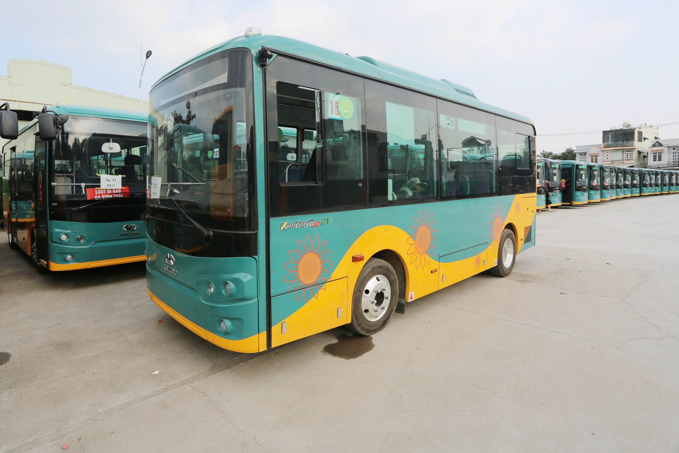 150 xe buýt điện chuẩn bị kết nối Metro số 1 TPHCM | Báo Dân trí