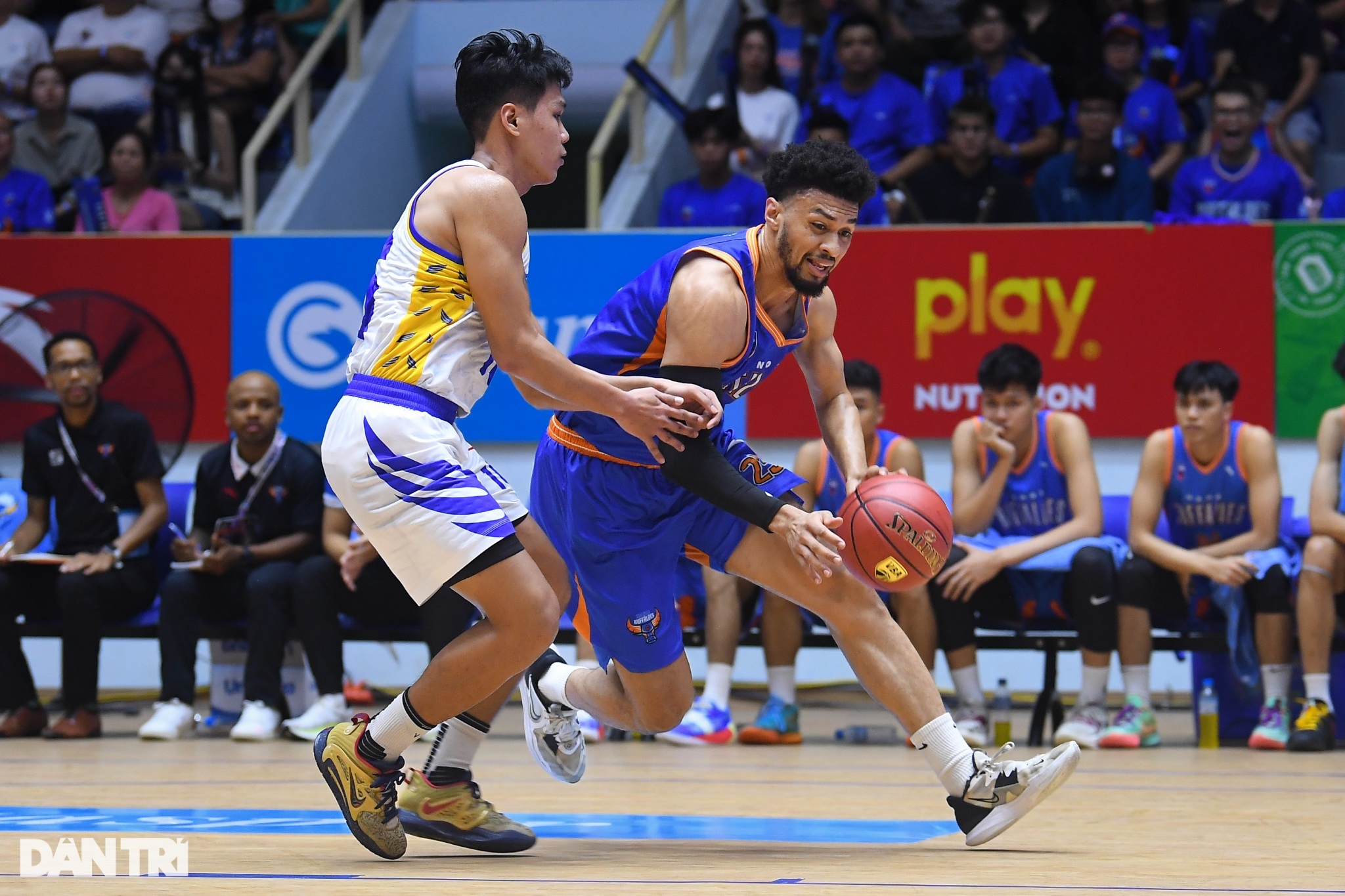 Dàn hoạt náo viên bốc lửa khuấy động sân nhà Hanoi Buffaloes | Báo Dân trí