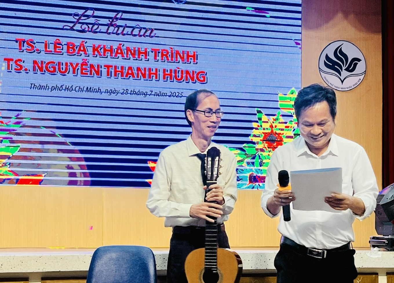 Màn đàn hát đặc biệt của thầy Lê Bá Khánh Trình cùng bộ ba tiến sĩ ...