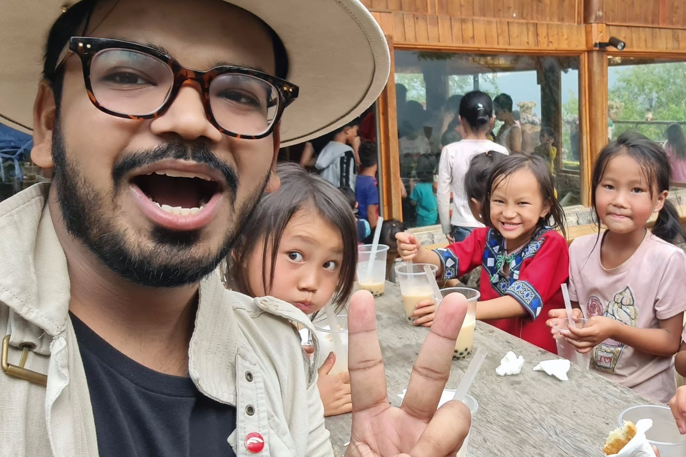 Thầy giáo người Anh dạy học cho trẻ em vùng cao, yêu Việt Nam vì sự đôn ...