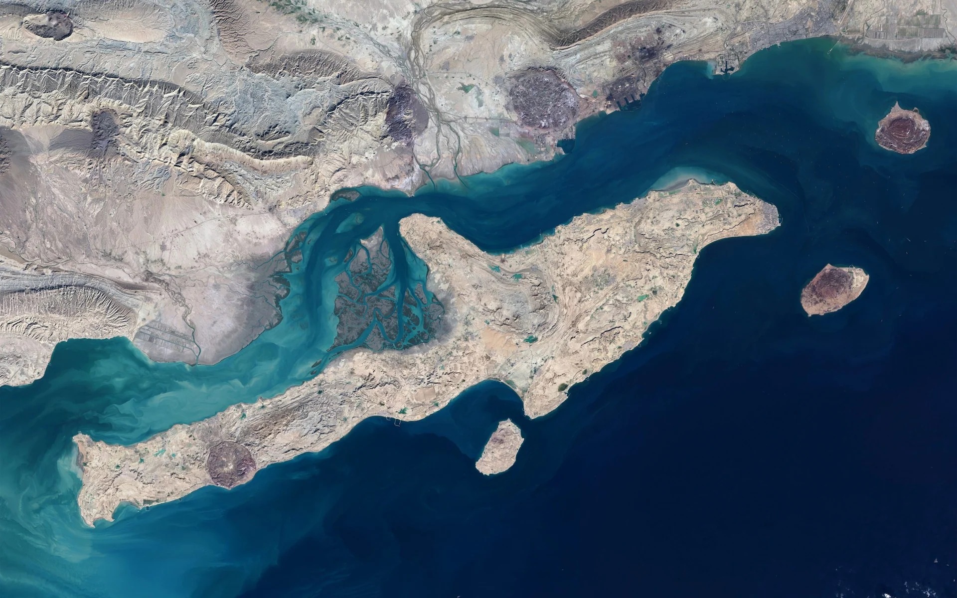 Pháo đài "mũi tên" của Iran án ngữ eo biển Hormuz | Báo Dân trí