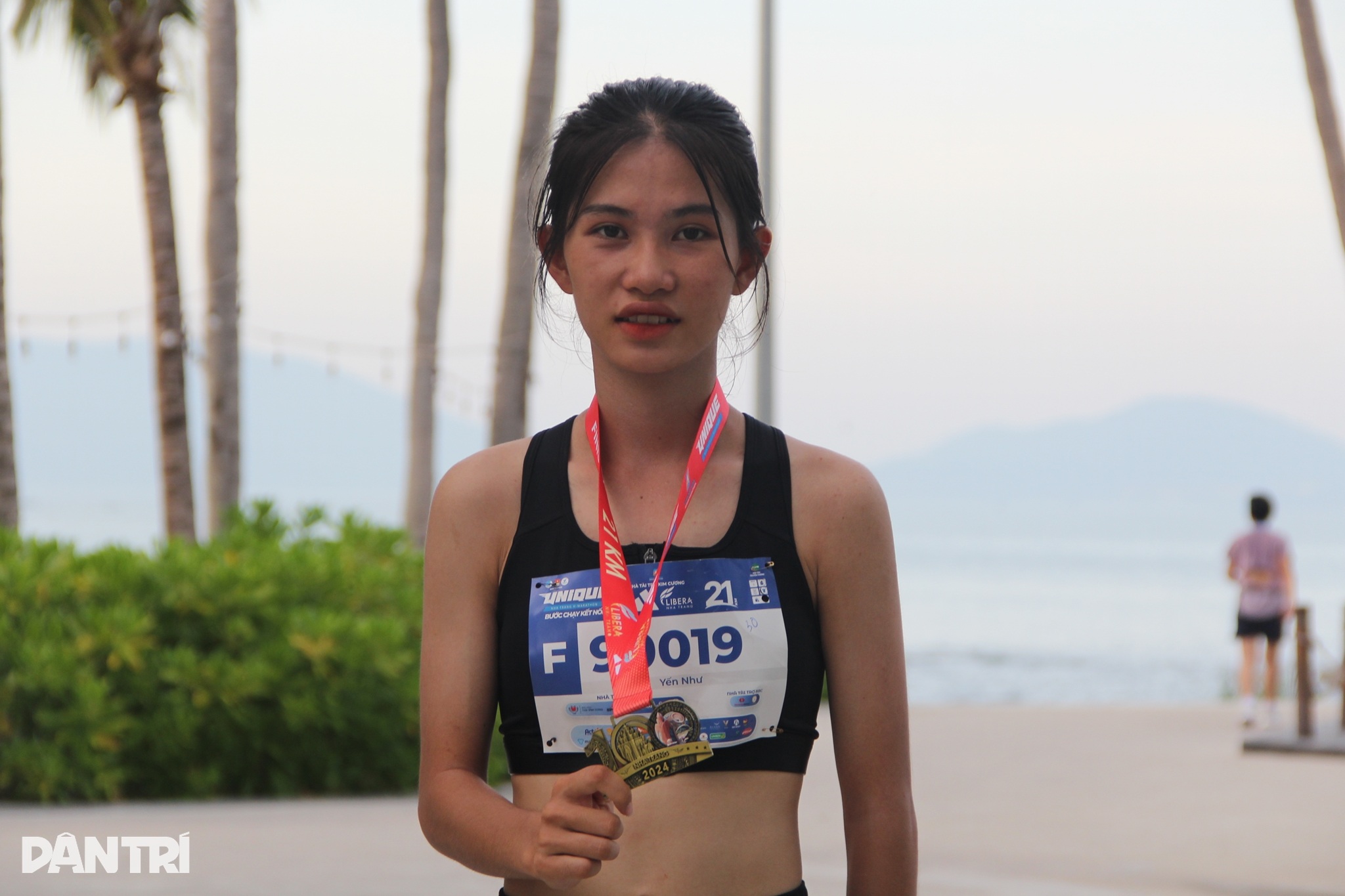 Đôi bạn cùng lớp về nhất cự ly 21km giải chạy Unique Nha Trang H-Marathon | Báo Dân trí