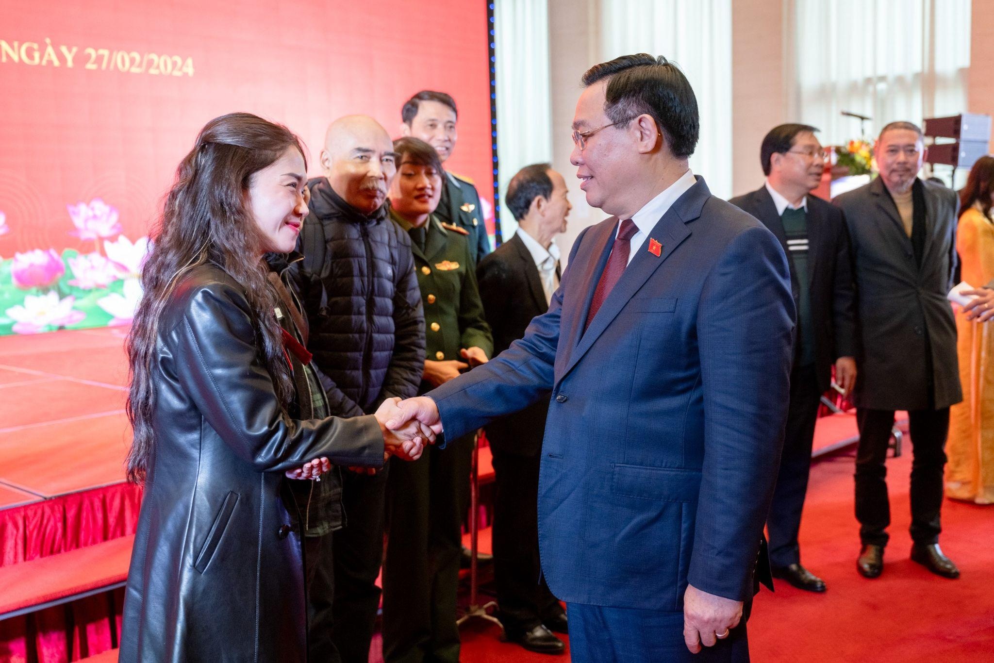 NSND Quốc Hưng mong có nhiều nhạc sĩ trẻ viết ca khúc về Quốc hội | Báo Dân trí