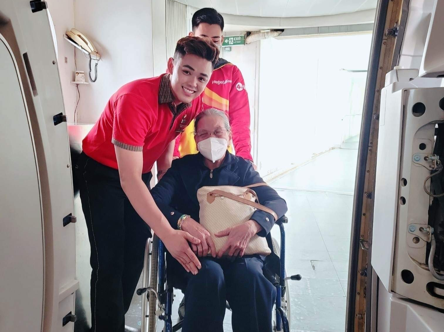 Tiếp viên hàng không Việt Nam tiết lộ sự thật về nghề "hái ra tiền ...