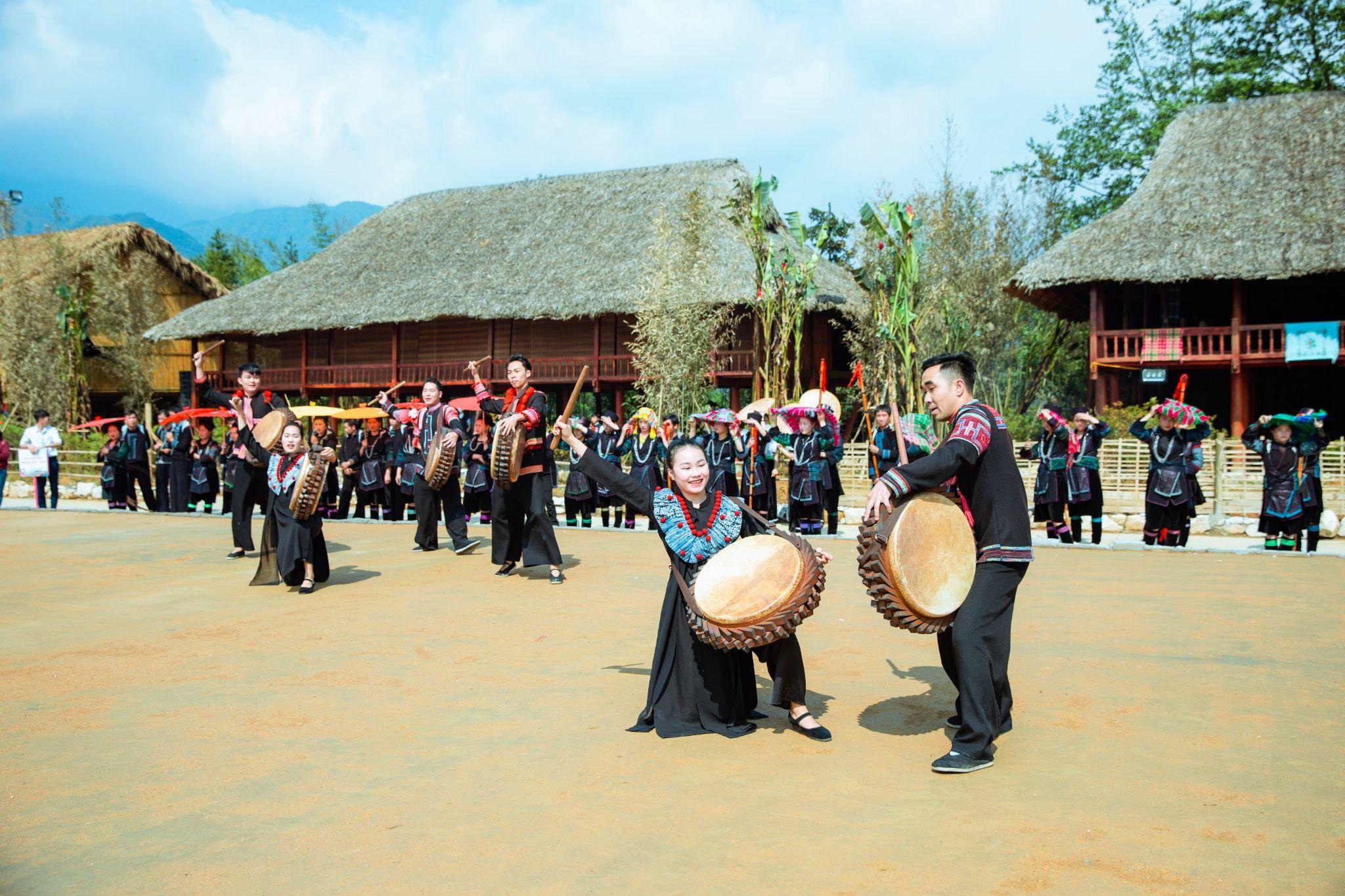 Mãn nhãn với hàng nghìn đóa hồng trong lễ hội hoa hồng Sa Pa | Báo Dân trí