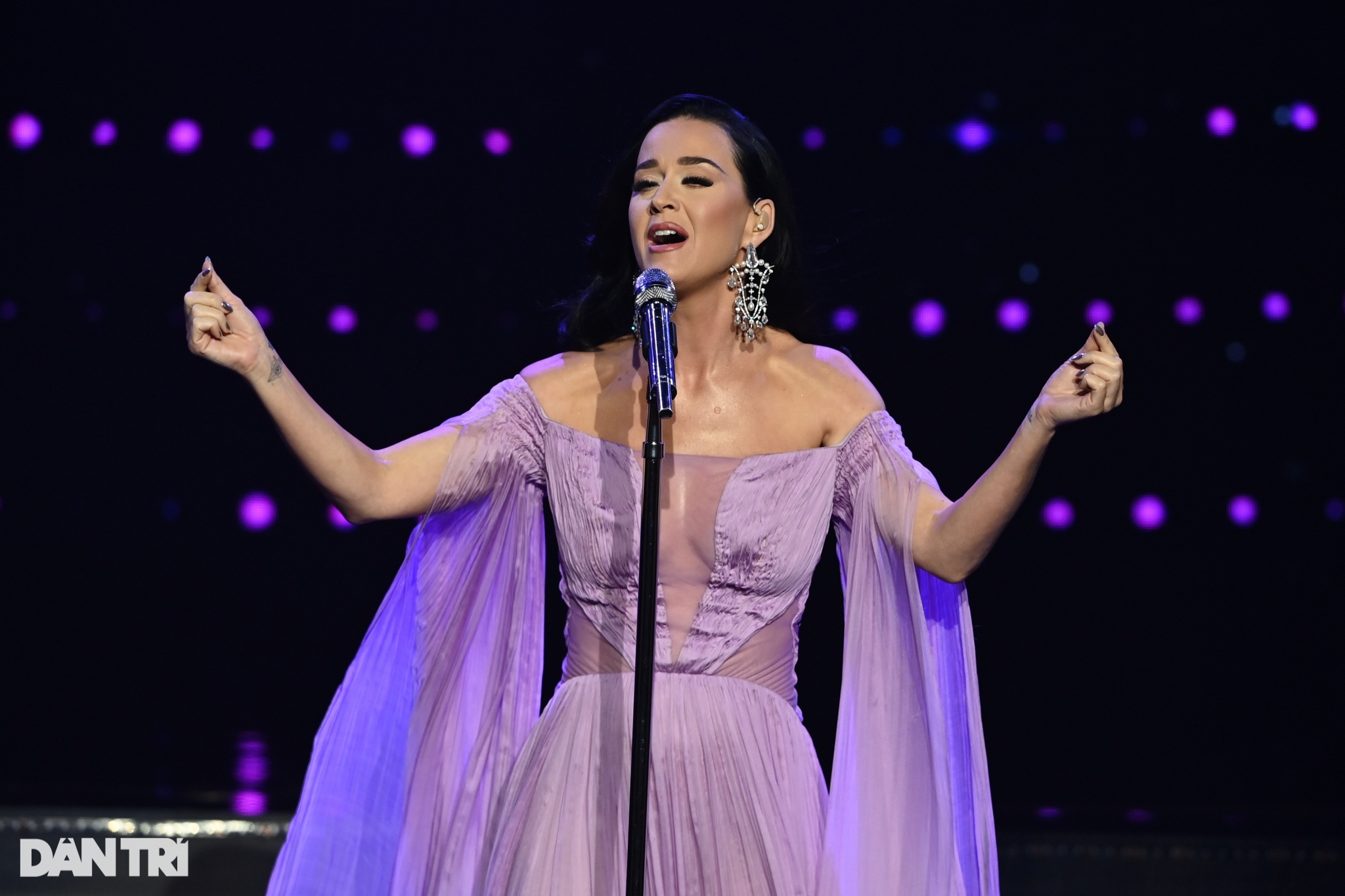 Katy Perry nói tiếng Việt, trình diễn loạt bài hát đình đám tại Hà Nội ...