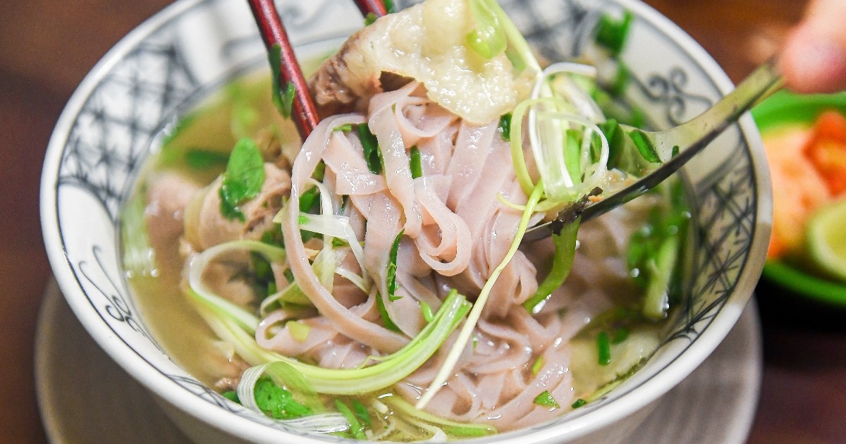 Quán phở đỏ độc lạ ở Hà Nội, ông chủ kì công học công thức từ Hà Giang ...