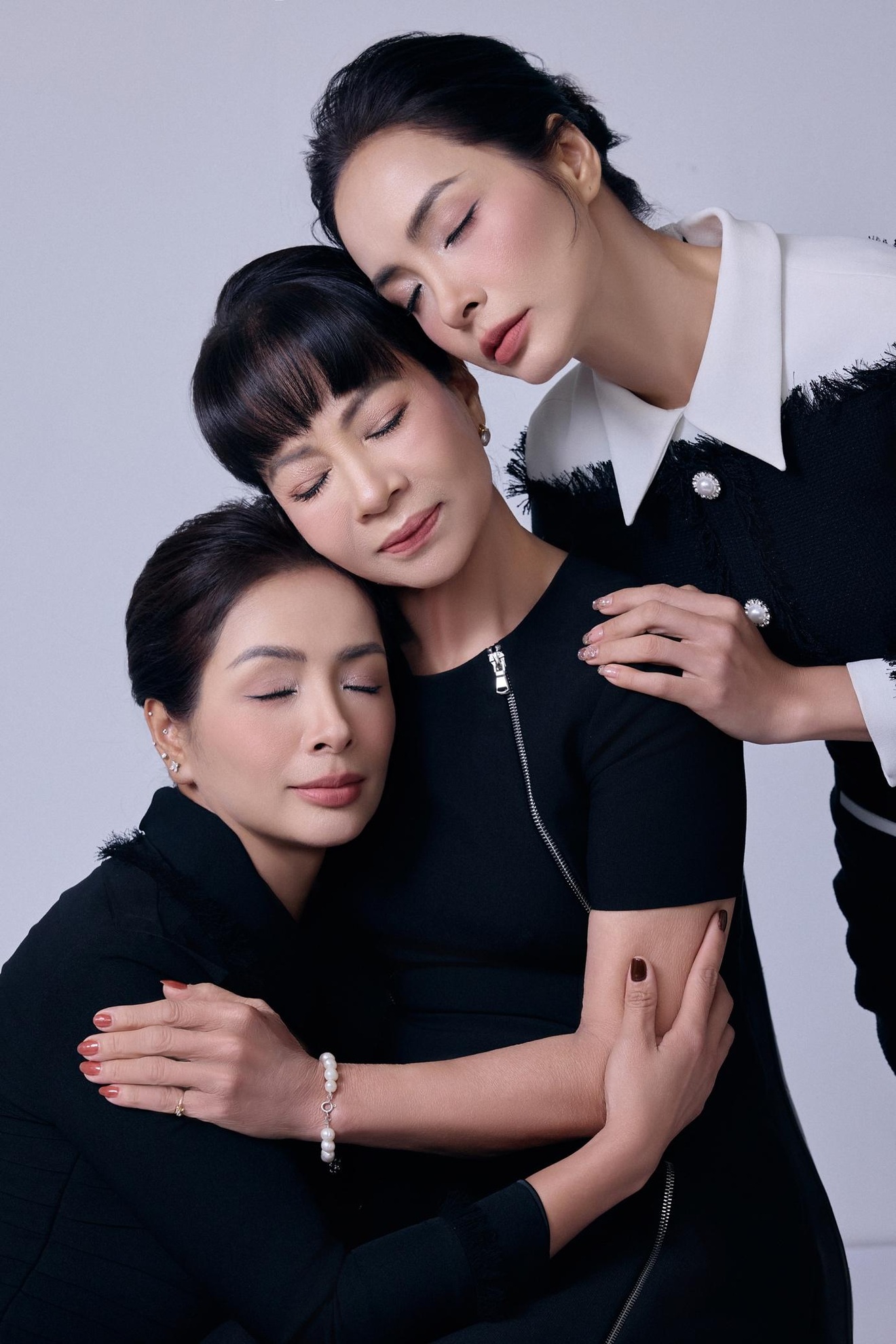 Thúy Hằng, Thúy Hạnh và mẹ U70 chụp hình thời trang gây chú ý | Báo Dân trí