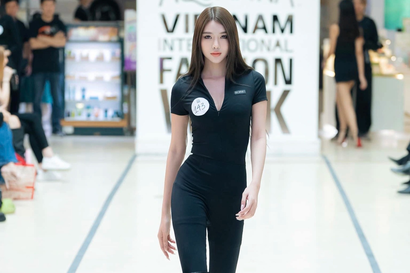 Người mẫu chuyển giới xinh đẹp, "đắt show" tại Tuần lễ Thời trang Việt Nam | Báo Dân trí