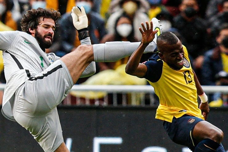 Chuyện khó tin: Thủ môn Brazil hai lần nhận thẻ đỏ nhưng... không bị ...