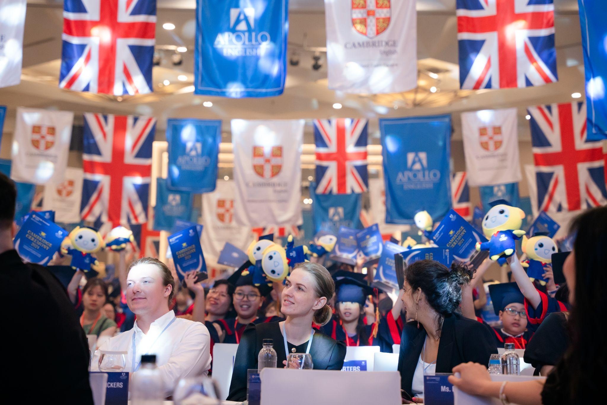 Apollo English nhận kỷ lục cho lễ vinh danh Cambridge đông và nhiều học ...