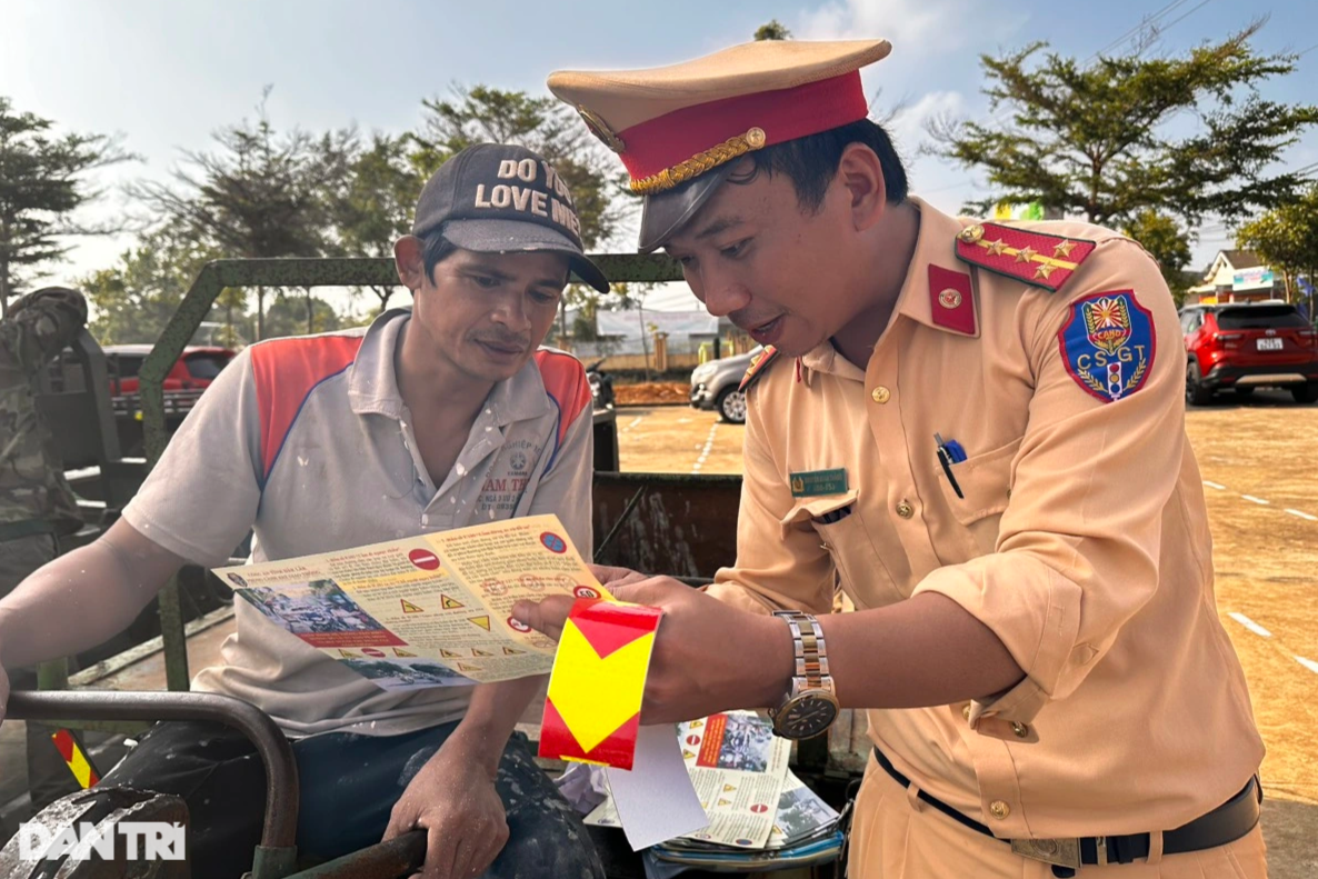 CSGT dán phản quang vào máy cày cho hàng trăm nông dân | Báo Dân trí