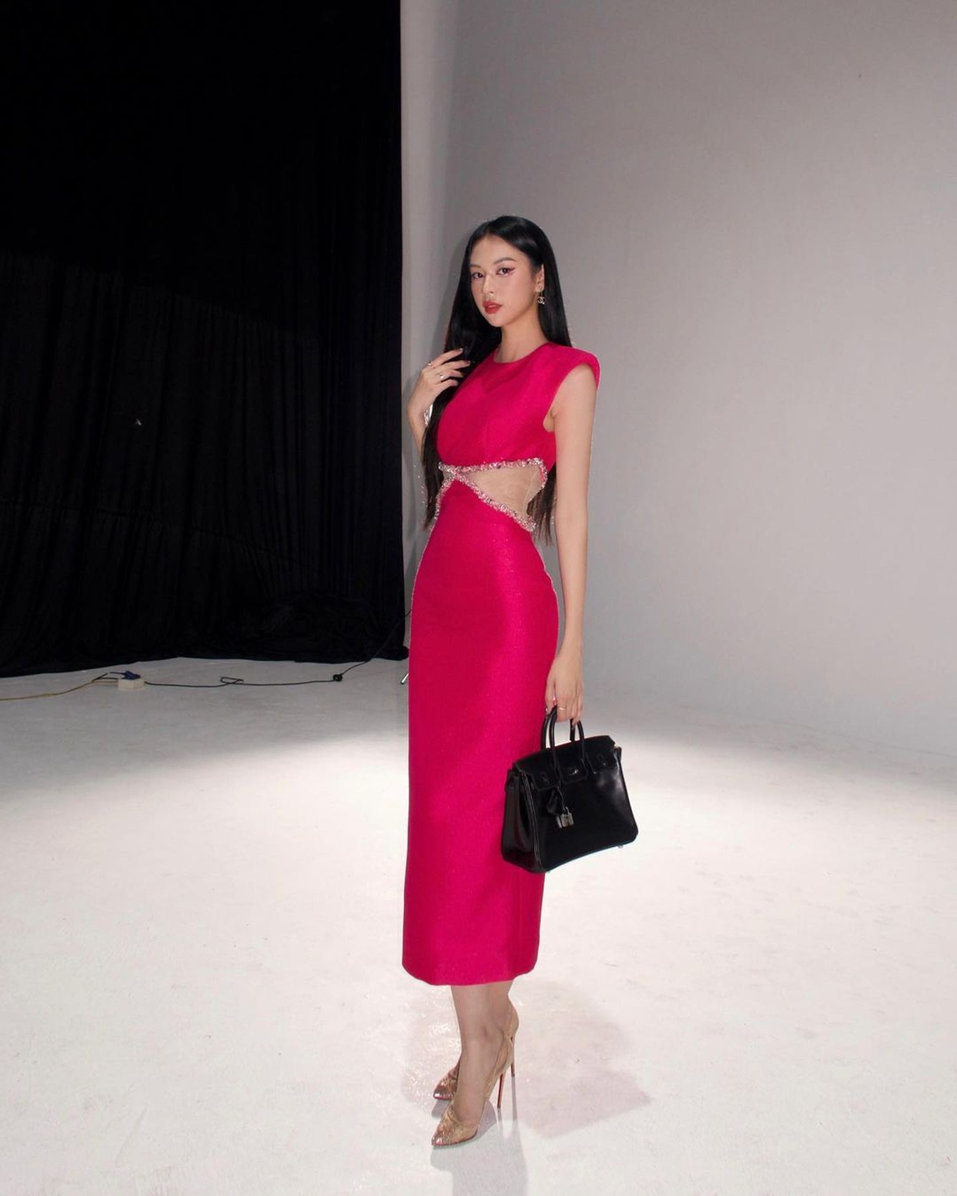 Phong cách ngày càng gợi cảm, nữ tính của Phí Phương Anh | Báo Dân trí