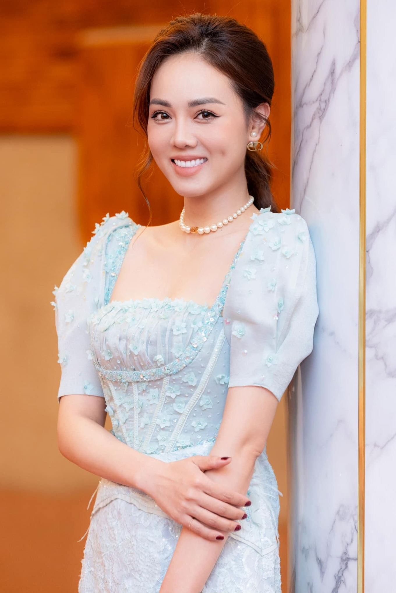 Vợ NSND Công Lý nói gì về tin đồn khó khăn quá phải thanh lý hàng hiệu? | Báo Dân trí