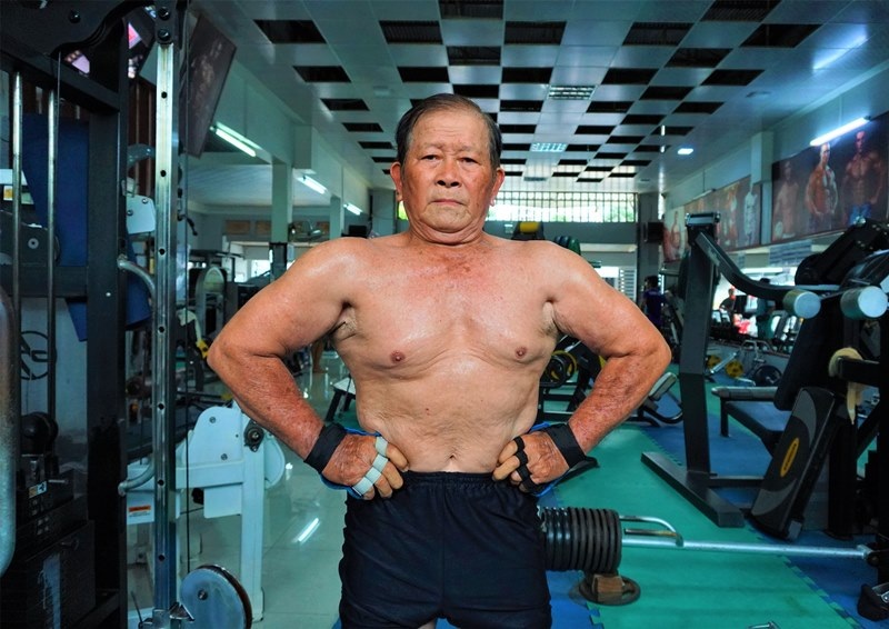 U90 cưỡi mô tô đi phượt, gánh tạ 80 kg trai 20 cũng không theo kịp ...