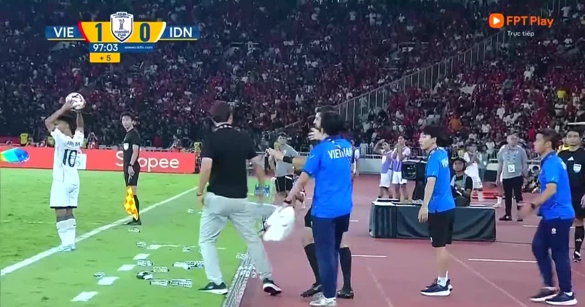 Video: Trợ lý HLV U23 Việt Nam vẫy khăn trắng báo hiệu cho cầu thủ | Báo Dân trí