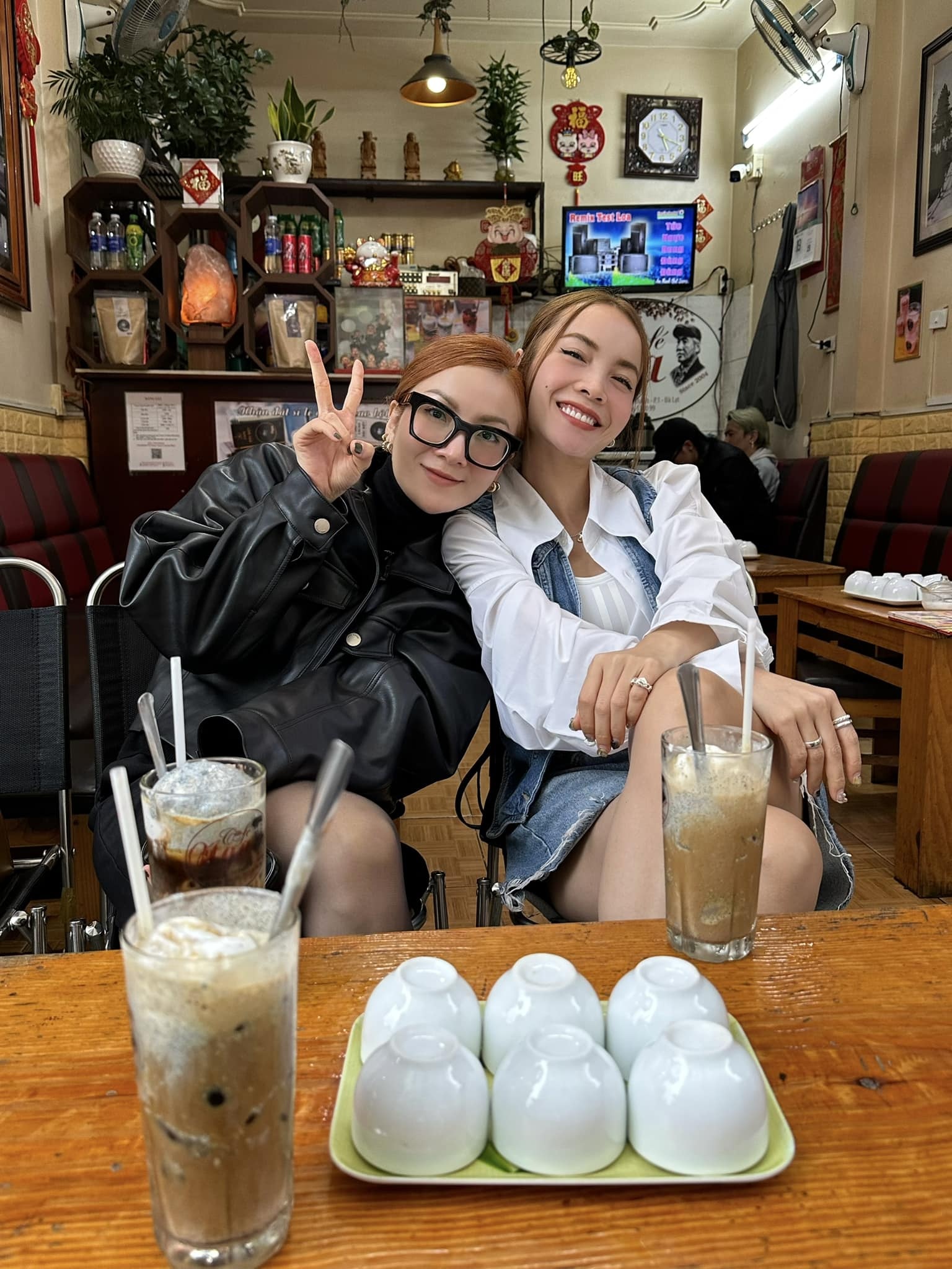 Chị em Yến Trang - Yến Nhi: Sắc vóc quyến rũ, độc thân tuổi U40 | Báo Dân trí