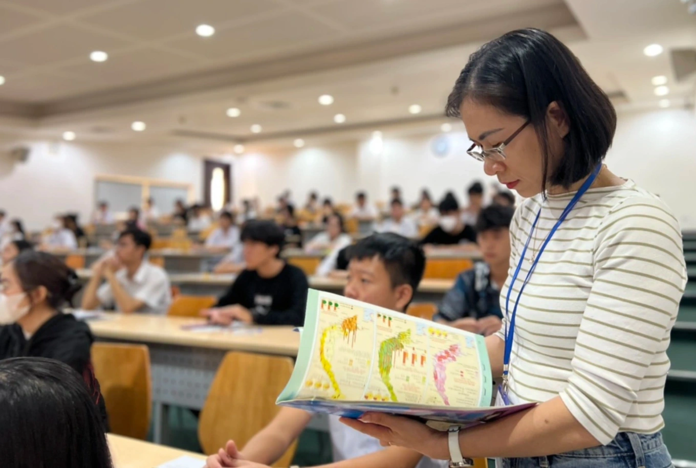 From the clip of a female teacher and male student being intimate: How ...