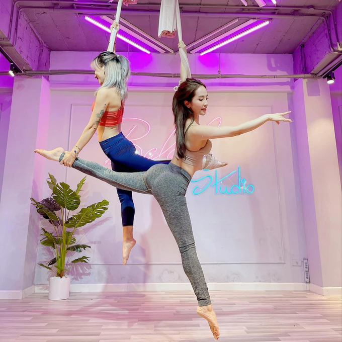 Quỳnh Nga khoe đường cong gợi cảm, vòng eo con kiến khi tập yoga bay | Báo Dân trí