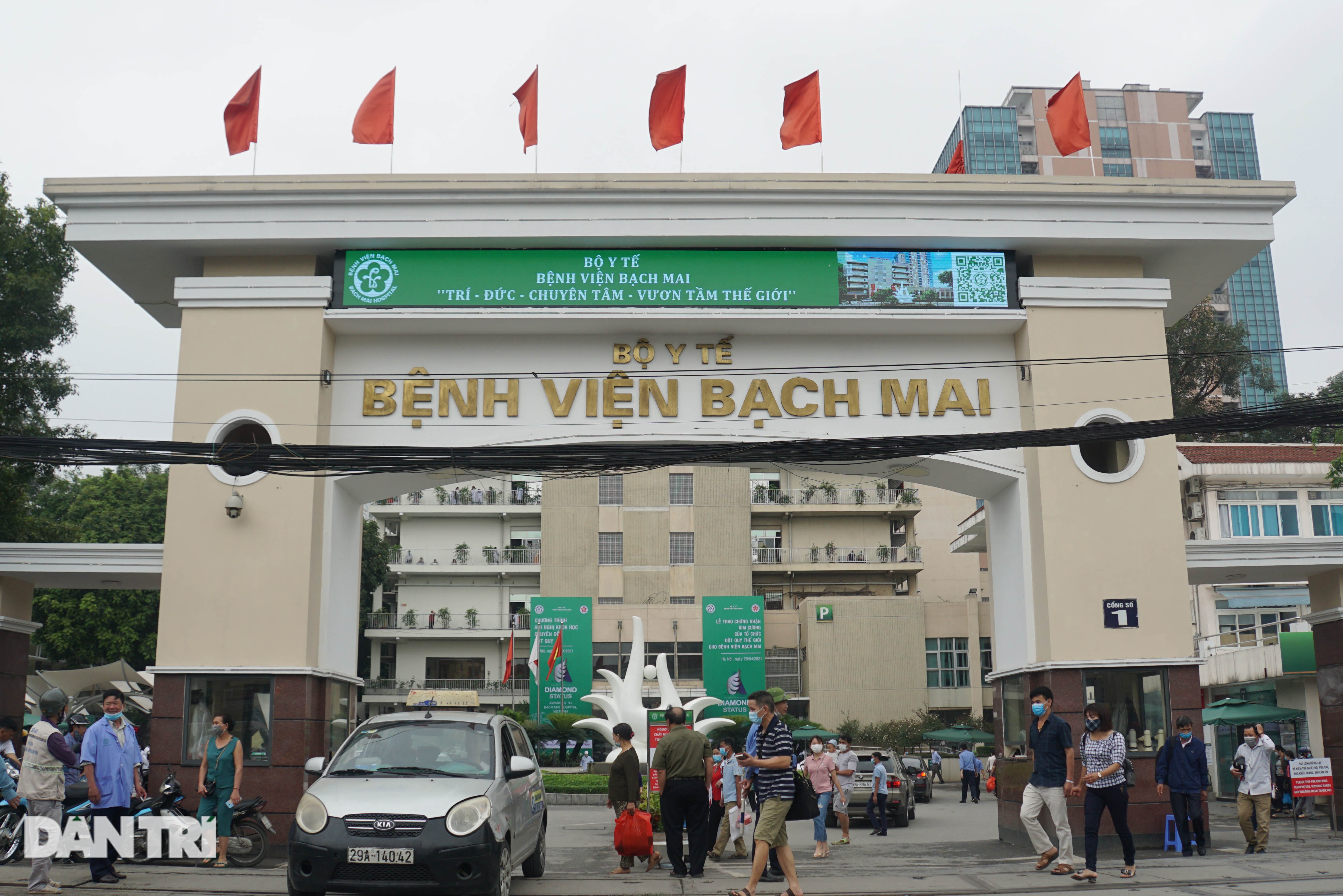 Vì sao cựu lãnh đạo BV Bạch Mai nhận 500 triệu đồng nhưng không dính ...