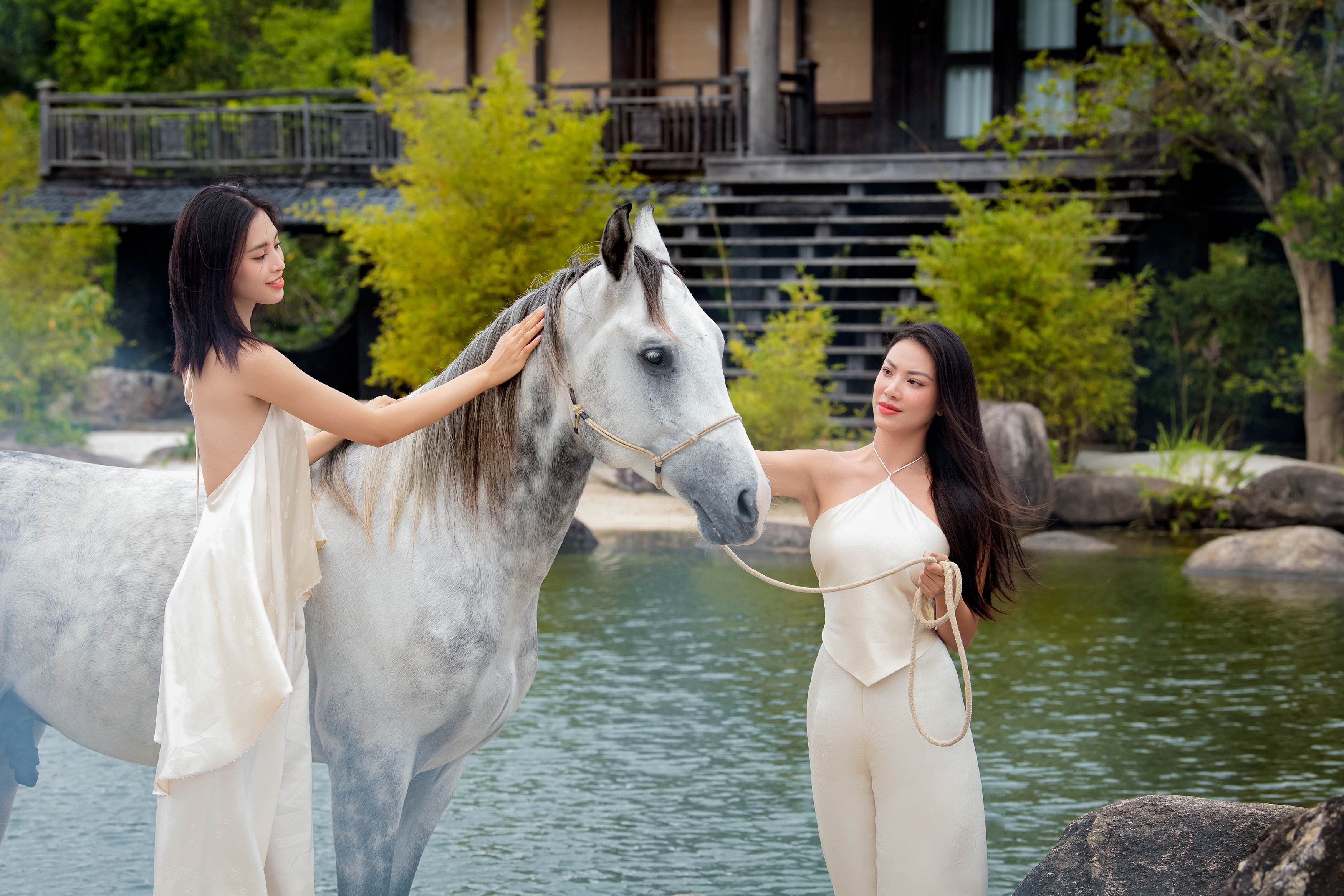 Hoa hậu Tiểu Vy và Á hậu Kim Duyên khoe sắc giữa đại ngàn | Báo Dân trí