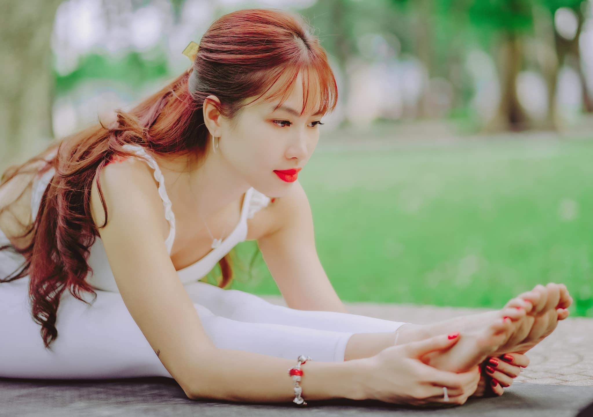 Nữ vận động viên vô địch quốc gia mê chụp ảnh yoga với thiên nhiên | Báo Dân trí