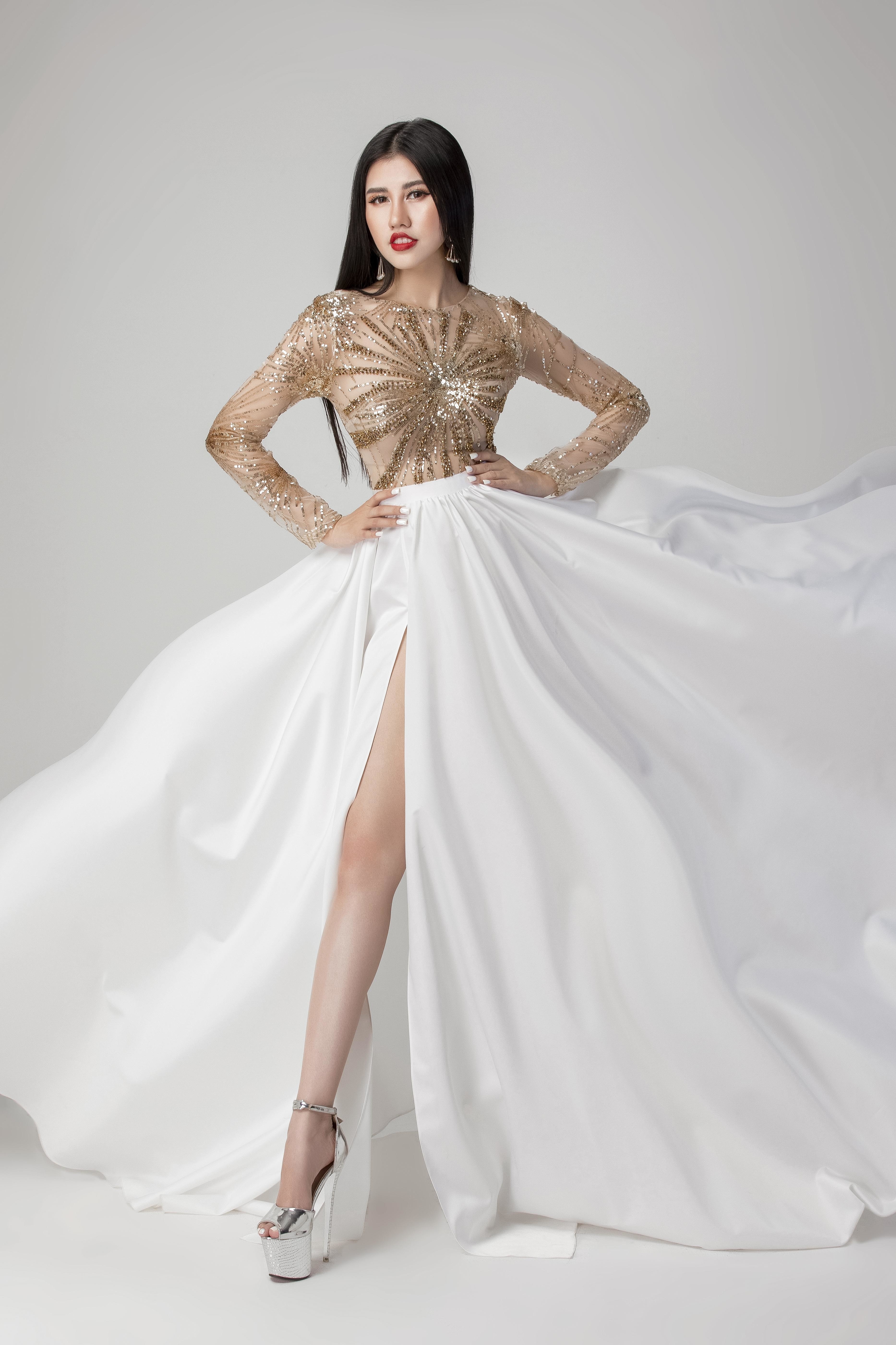 Emily Hồng Nhung đọ dáng cùng Karen trong bộ ảnh Giáng sinh | Báo Dân trí