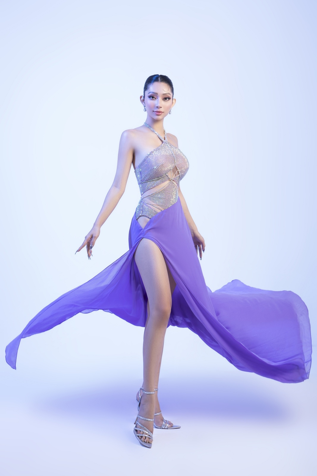 Lâm Thu Hồng khoe vóc dáng quyến rũ với đầm cắt xẻ táo bạo | Báo Dân trí