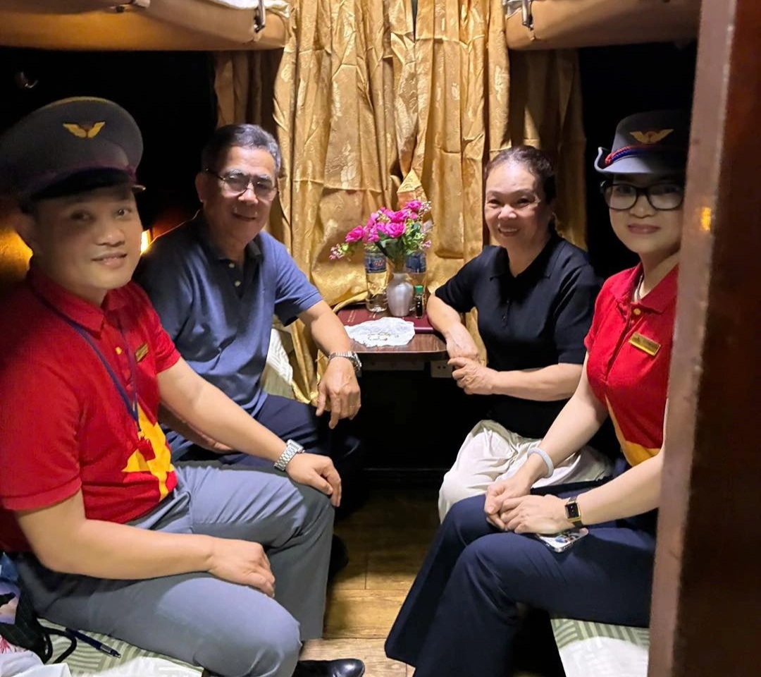 Khách vứt nhầm dây vàng trên tàu Bắc - Nam, nhân viên lục tung tìm lại ...