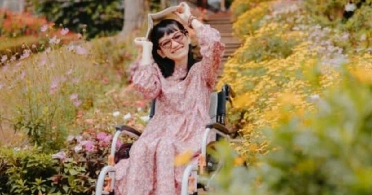 Đi Đà Lạt sau tai nạn ngồi xe lăn, cô gái bật khóc vì điều không ngờ tới | Báo Dân trí