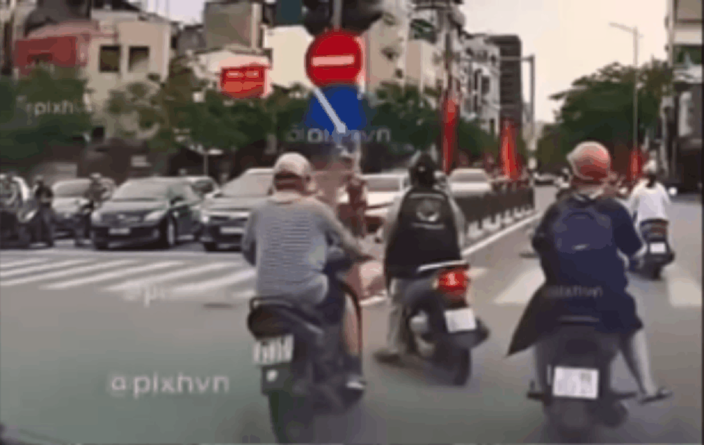 Truy tìm cô gái lái xe máy tạt đầu gây va chạm liên hoàn ở Hà Nội | Báo ...