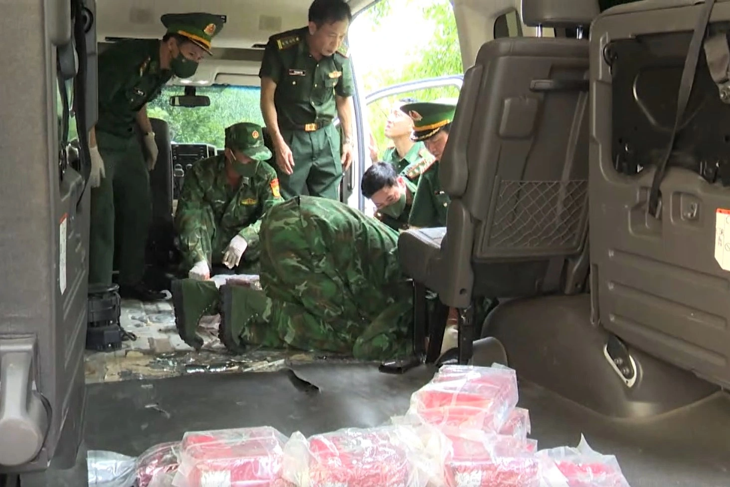 Sáu người Lào dùng ô tô 16 chỗ vận chuyển 121kg ma túy | Báo Dân trí