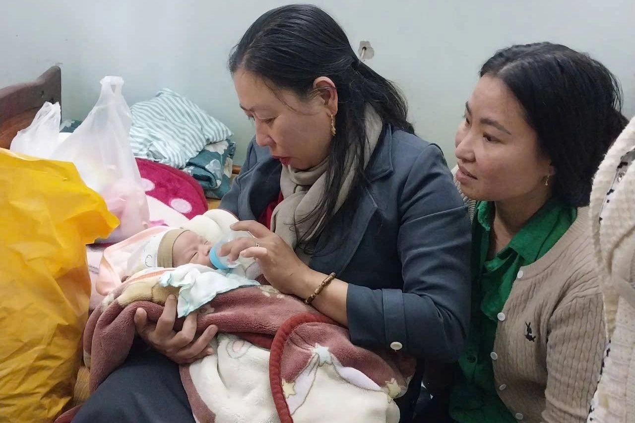 Bé trai 6 ngày tuổi bị bỏ rơi kèm lá thư “nhờ nuôi giúp” | Báo Dân trí